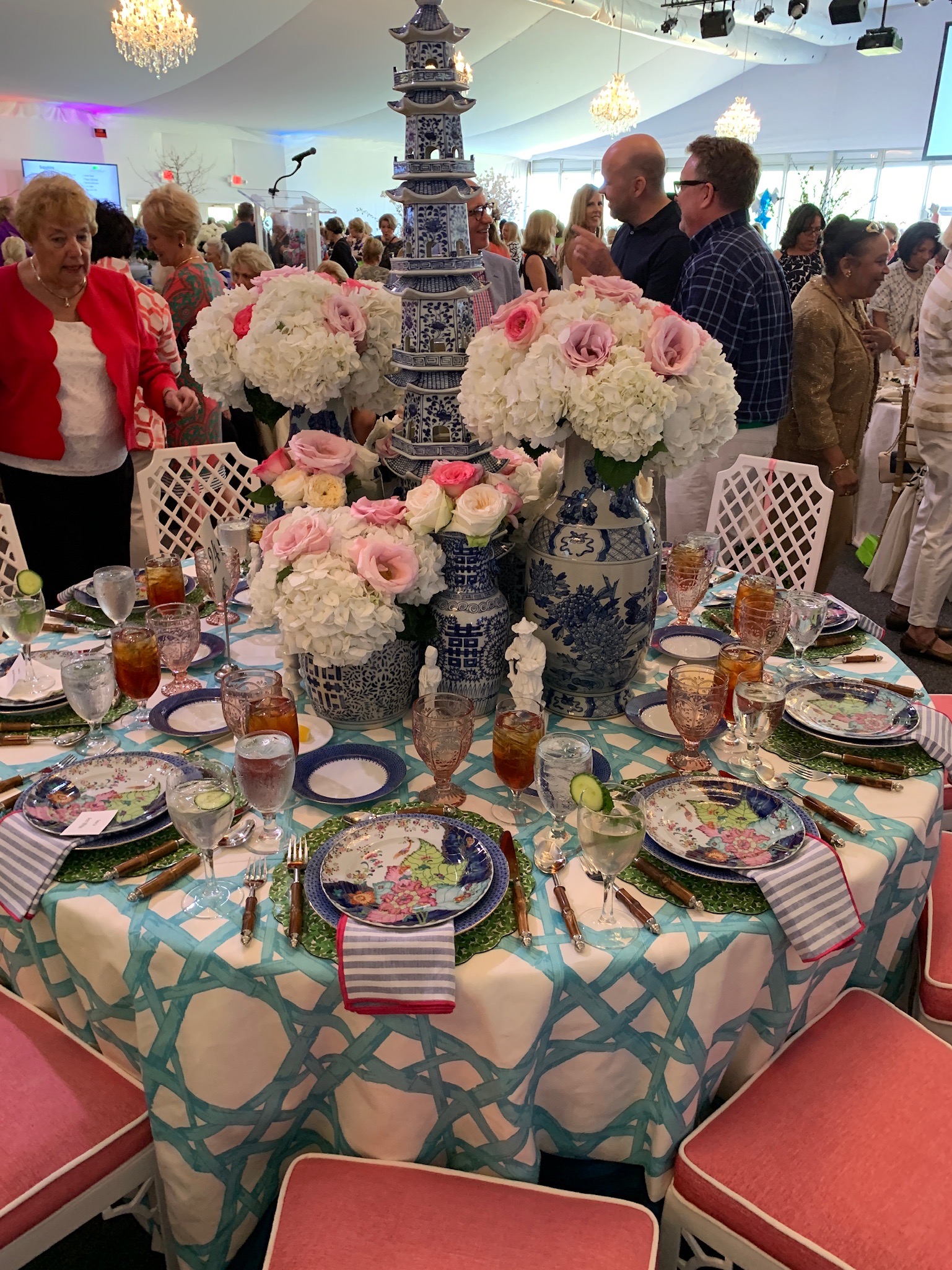 Fabulous Tablescape For An Outdoor Dinner Party | Savvy Snowbirds